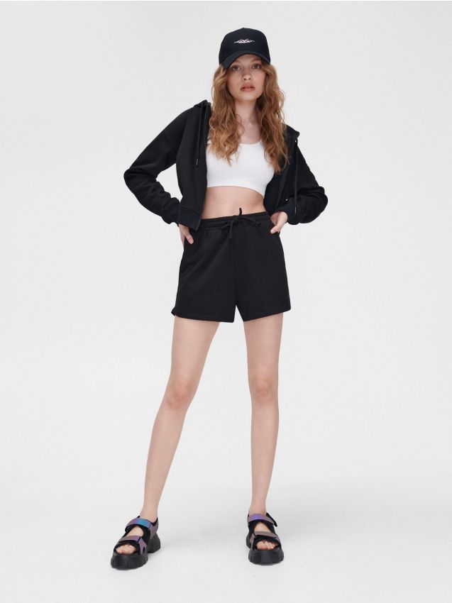 Kollektionen für Damen und Herren bei Cropp - Entdecke die neusten ...